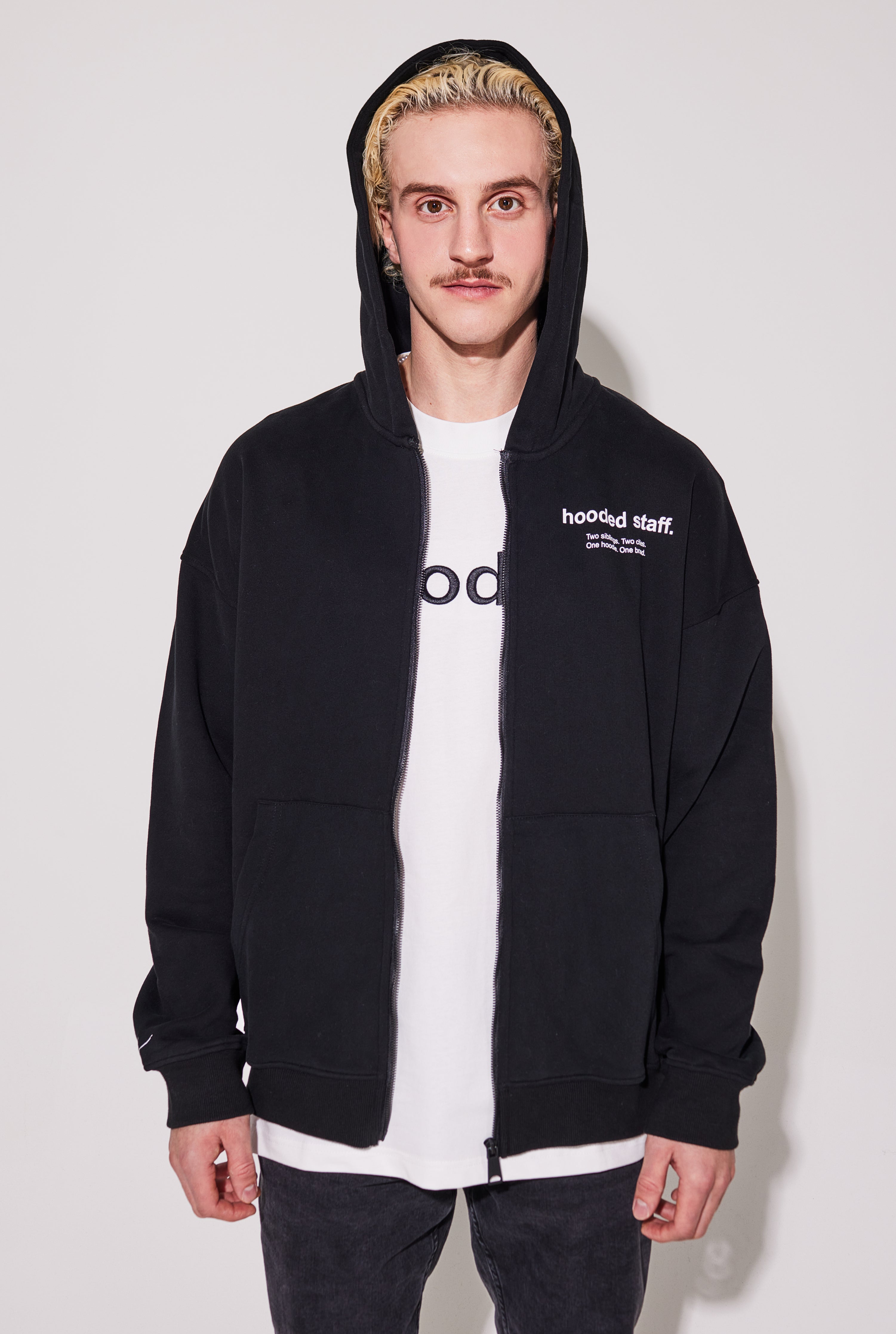 INTRO ZIP HOODIE ONYX – hooded staff.