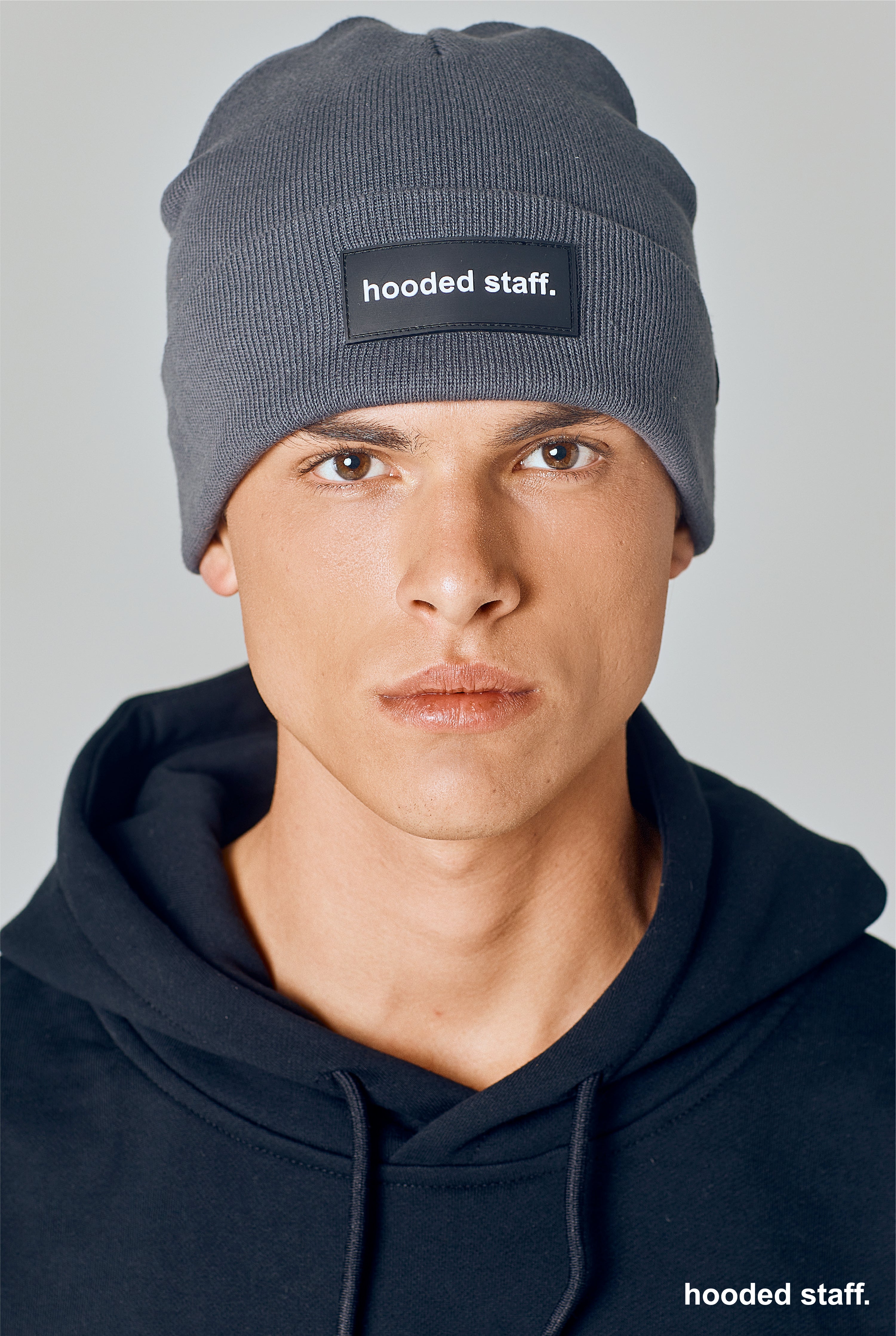 DAWN BEANIE MOON – hooded staff.