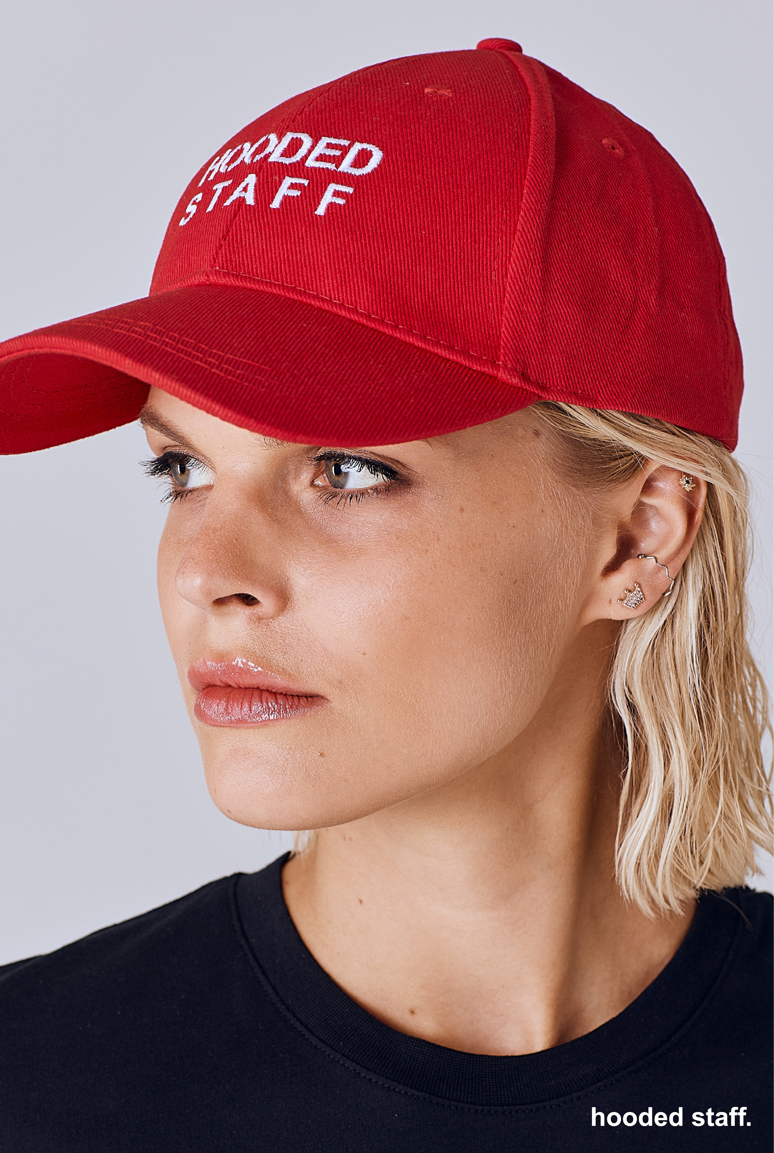 ICON cap red – hooded staff.